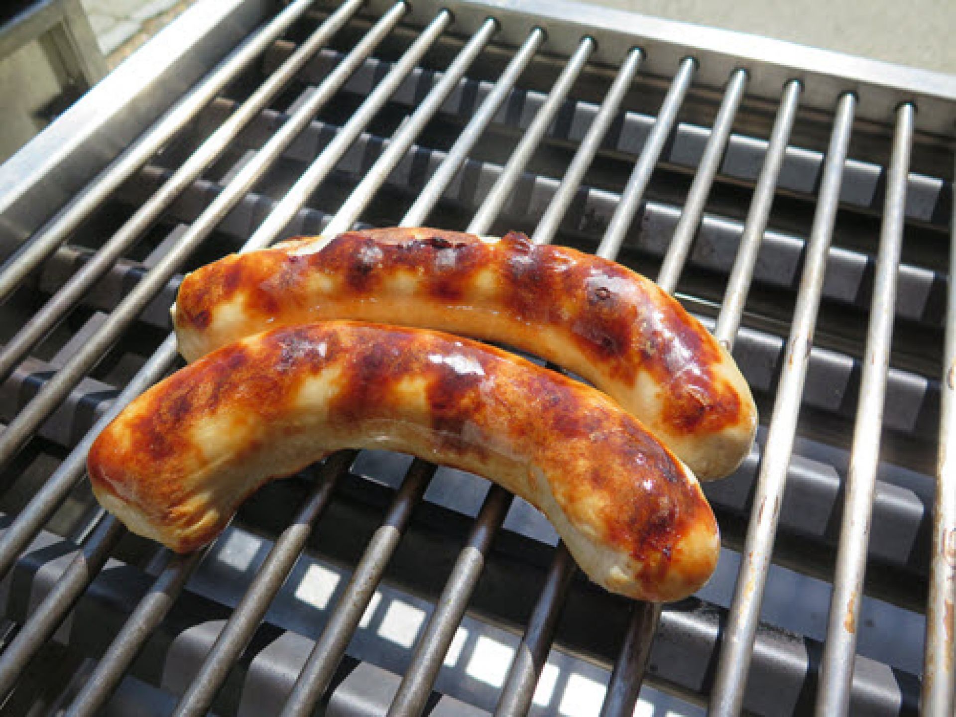 Grillbratwurst vom Grill mit Brot und Senf